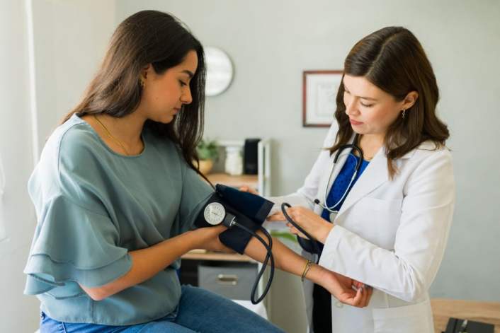 Veja os riscos da hipertensão precoce e como proteger a saúde ...